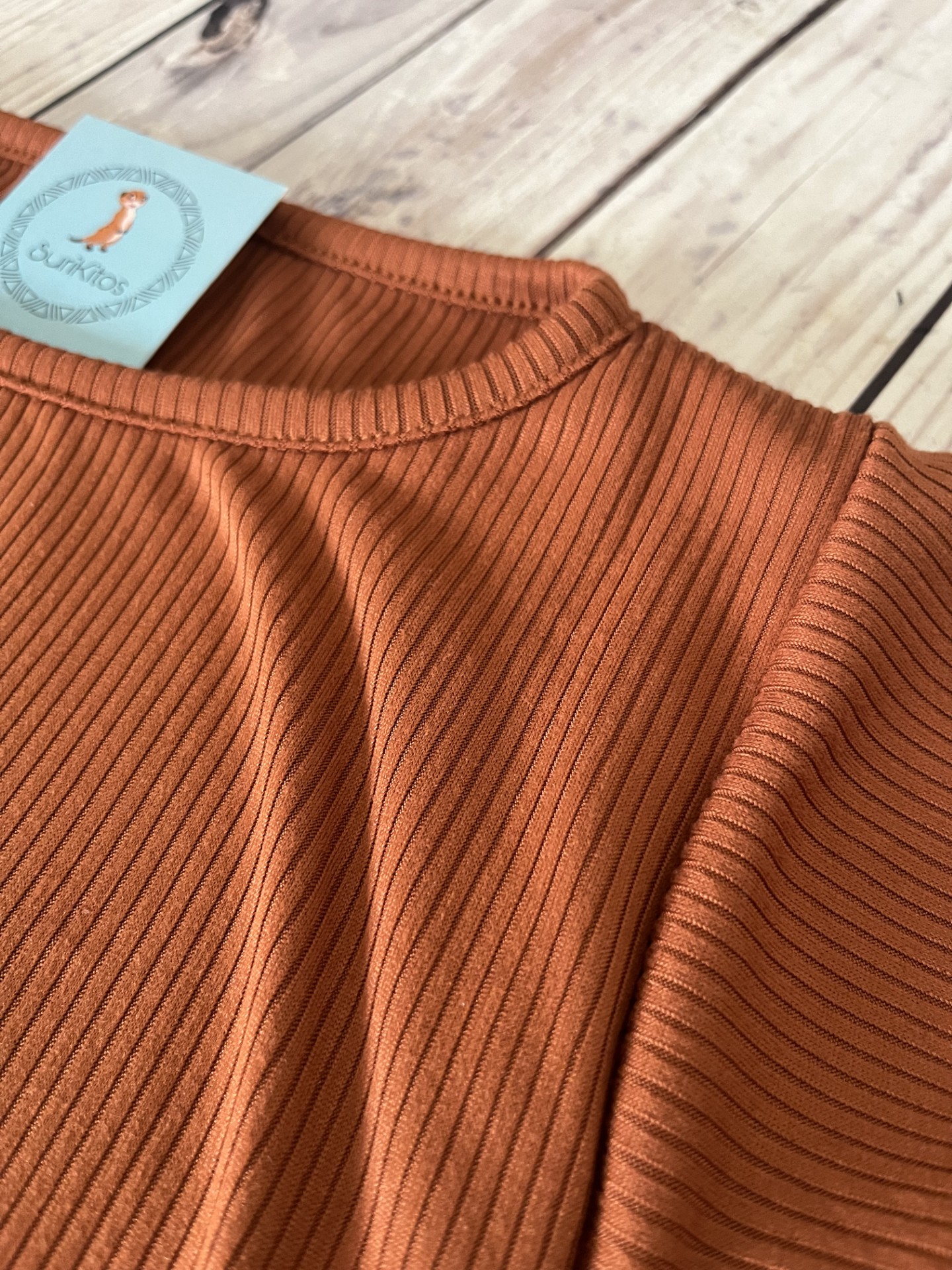 REMERA MORLEY DE SEDA CRUZADA LADRILLO – Surikitos